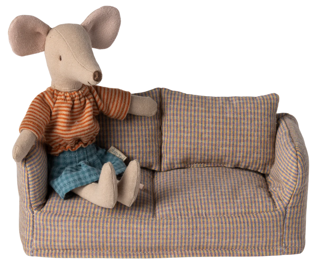 Couch, Mouse – The Prize Booth